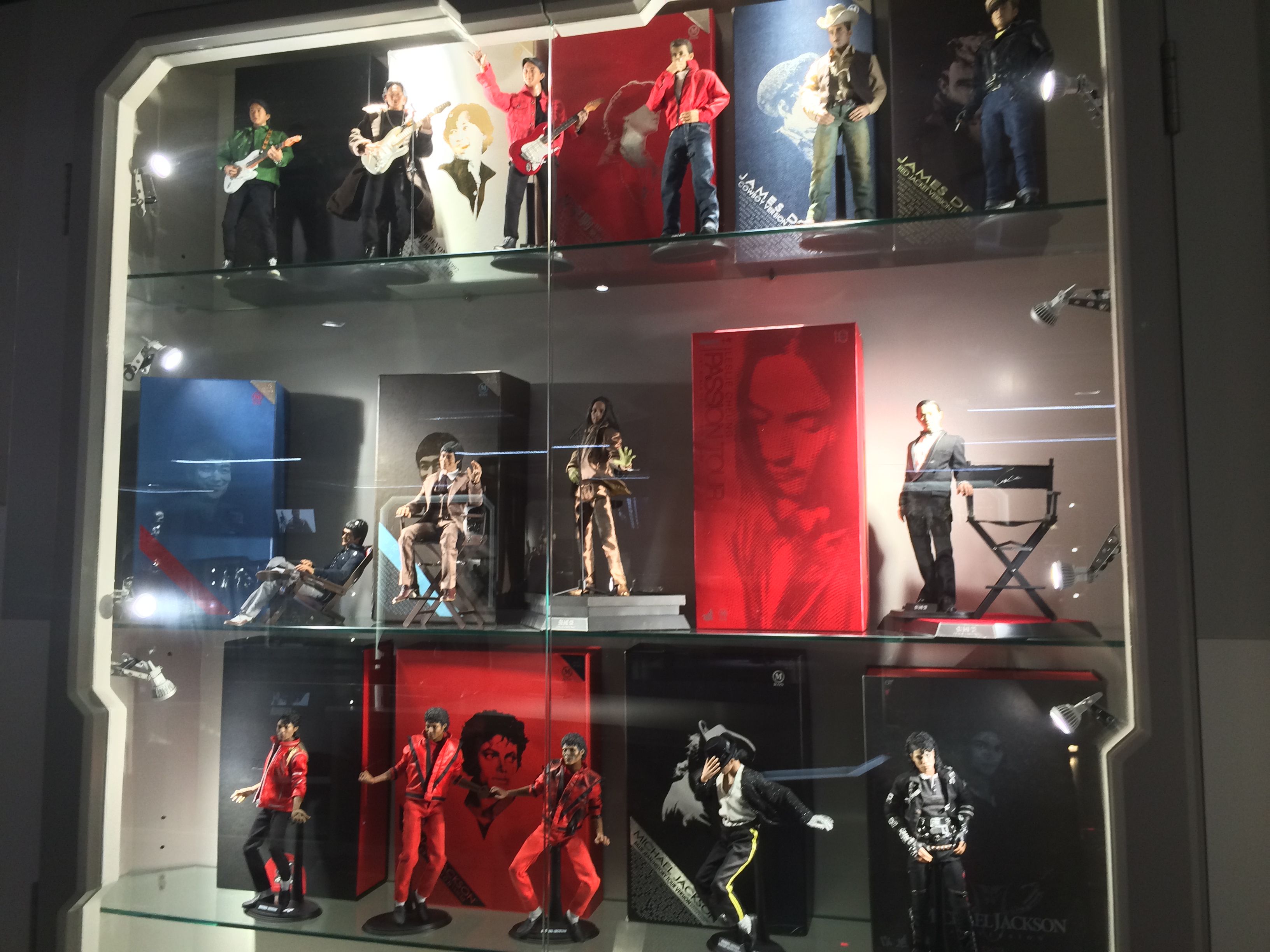 HOT TOYS "Secret Base" Retail Store Images