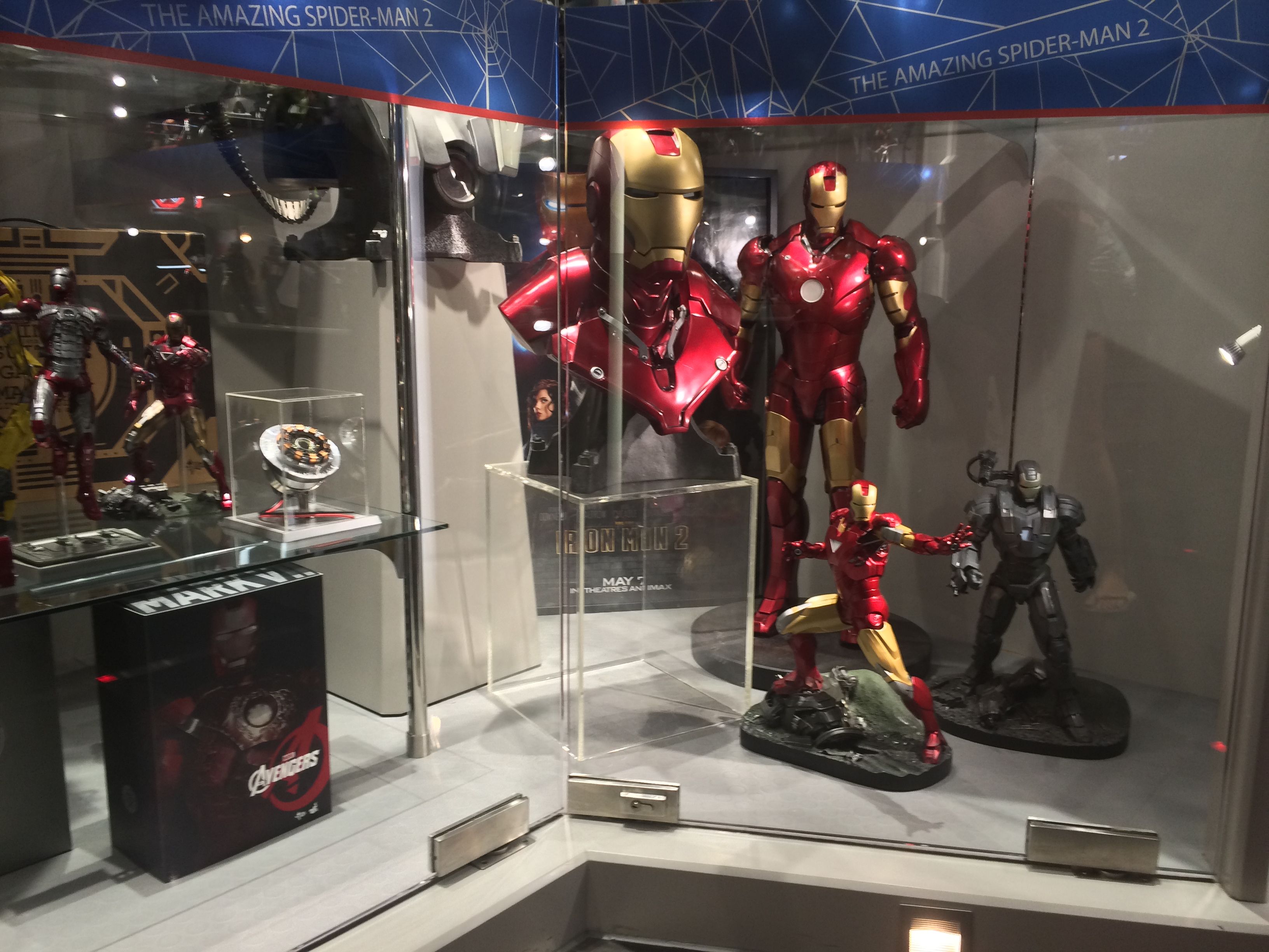 HOT TOYS "Secret Base" Retail Store Images