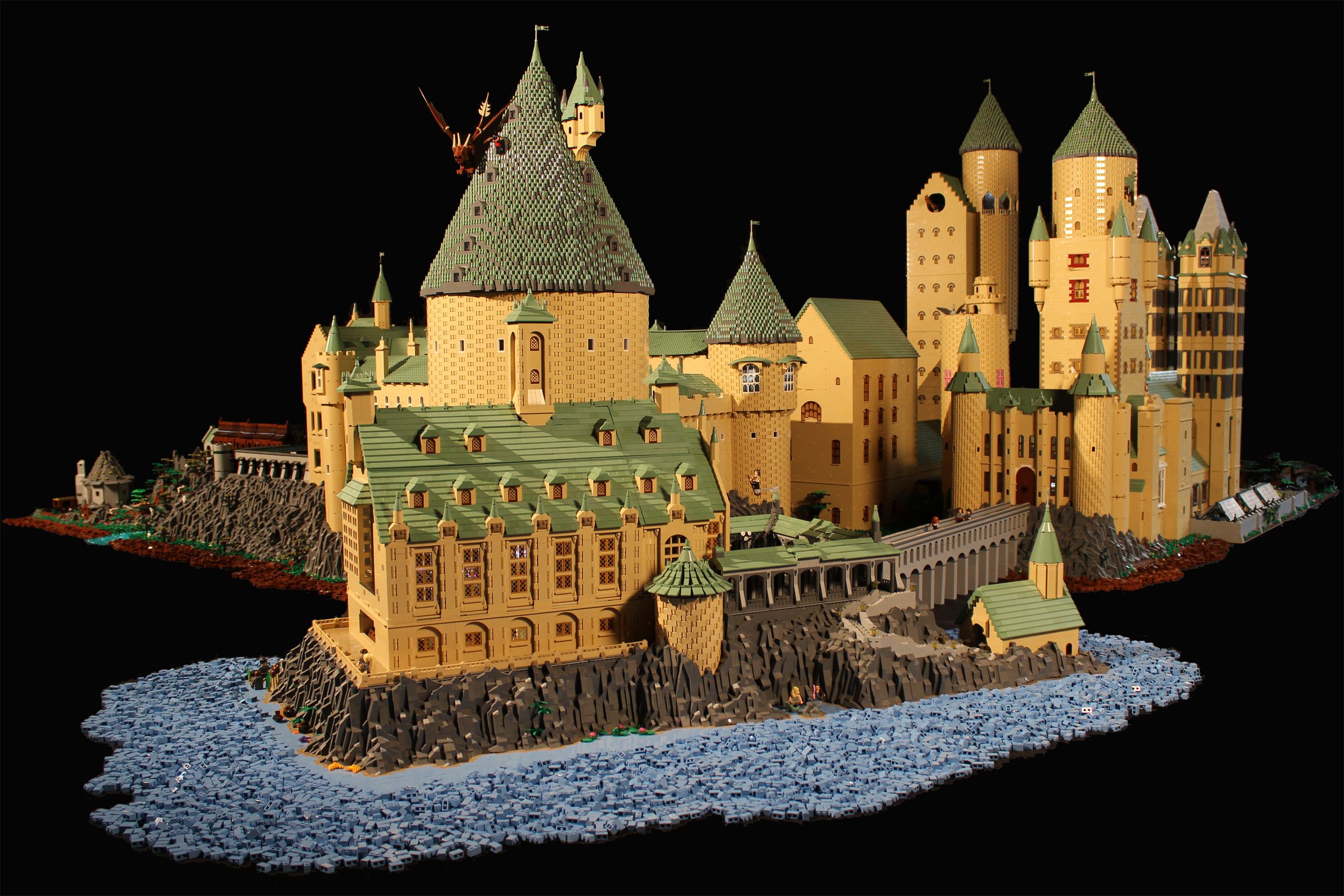 Alice Finch's Massive and Detailed Lego Harry Potter Hogwarts Sculpture ...