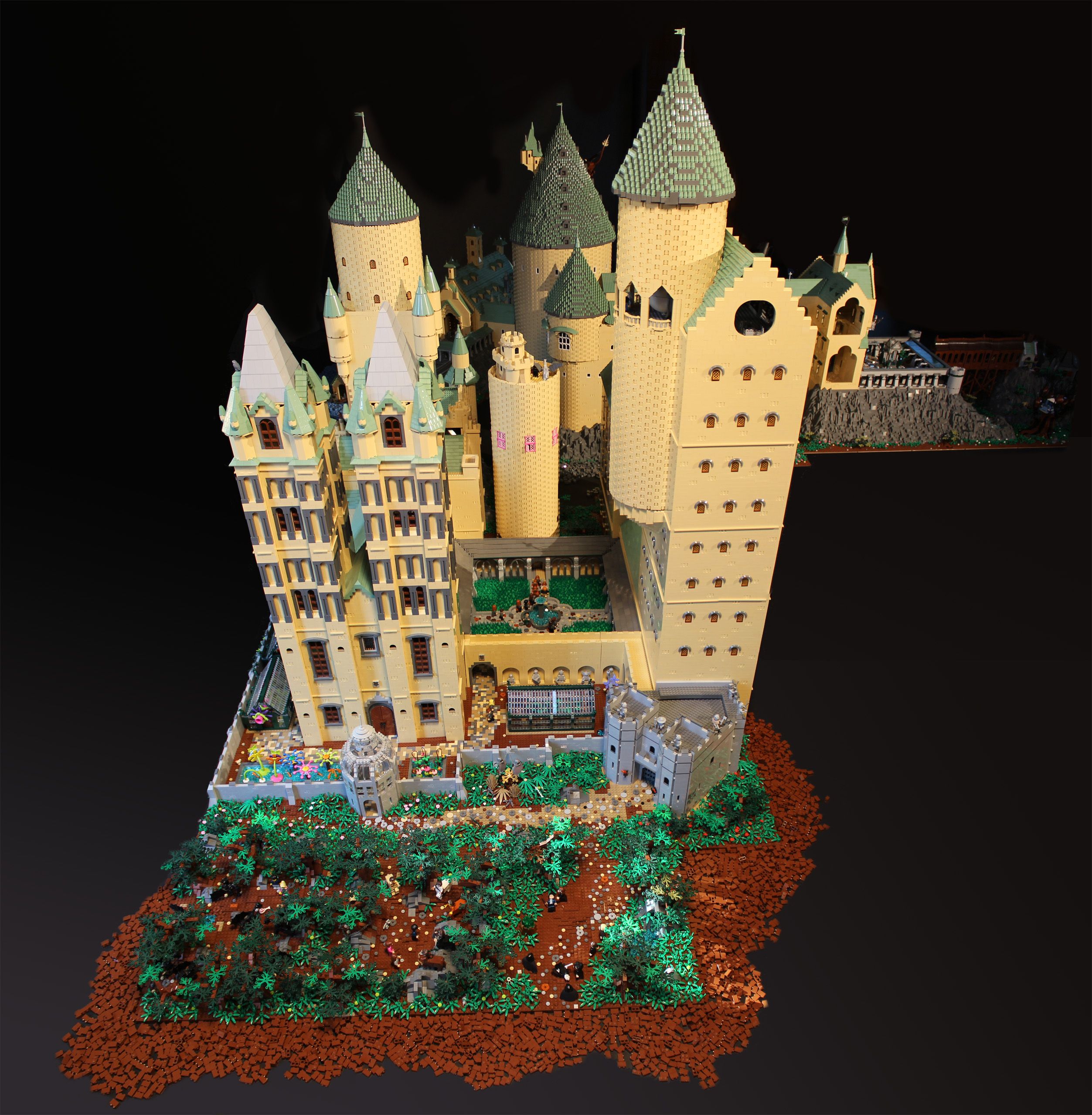 Alice Finch's Massive and Detailed Lego Harry Potter Hogwarts Sculpture ...