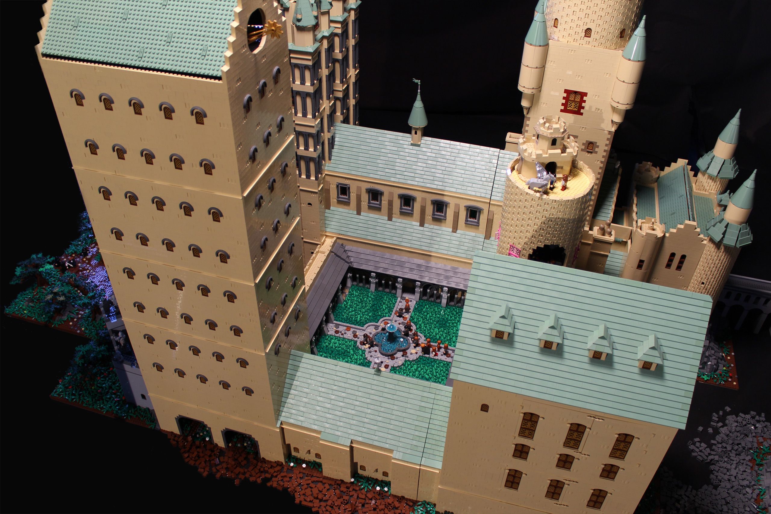 Alice Finch's Massive and Detailed Lego Harry Potter Hogwarts Sculpture ...