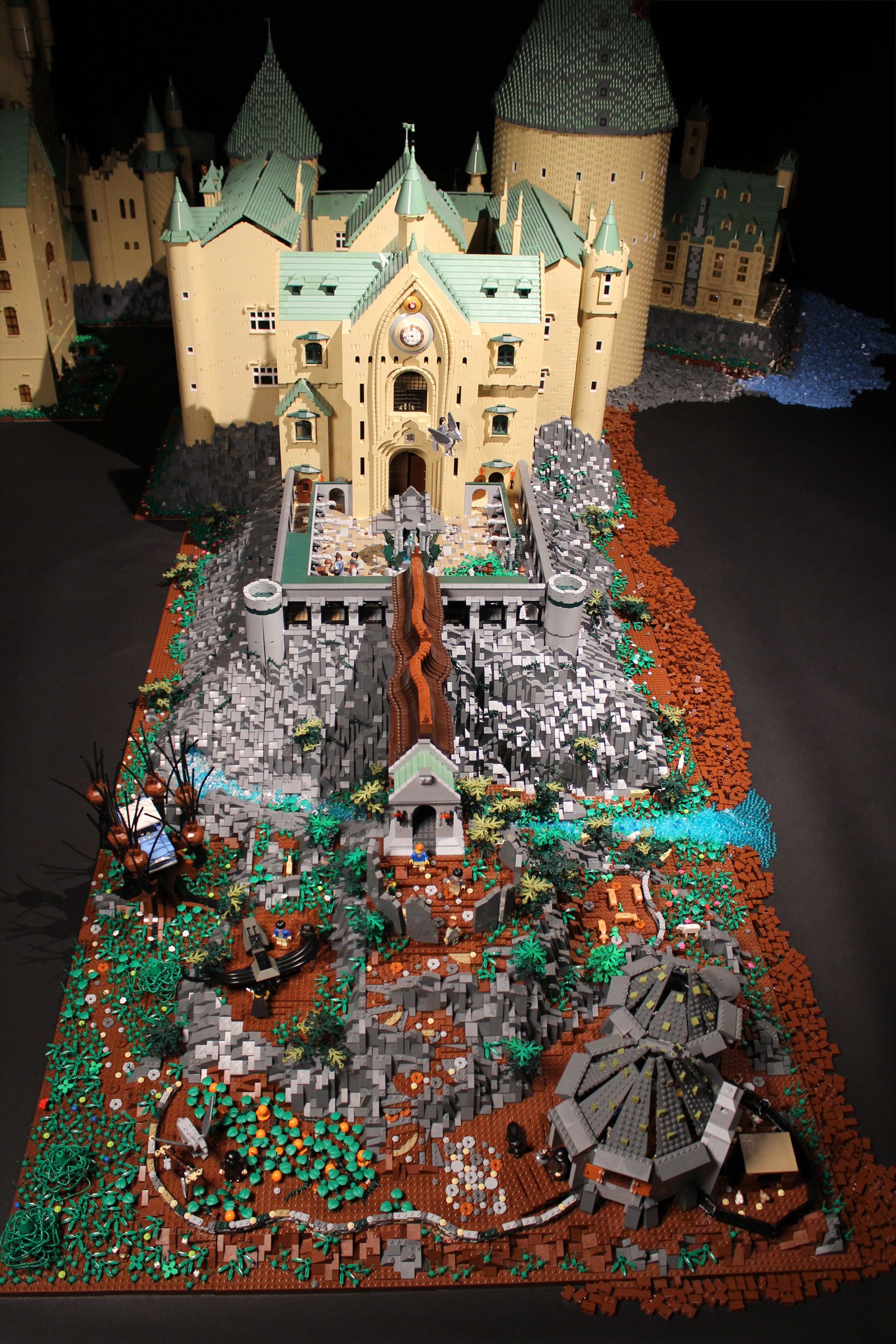Alice Finch's Massive and Detailed Lego Harry Potter Hogwarts Sculpture ...