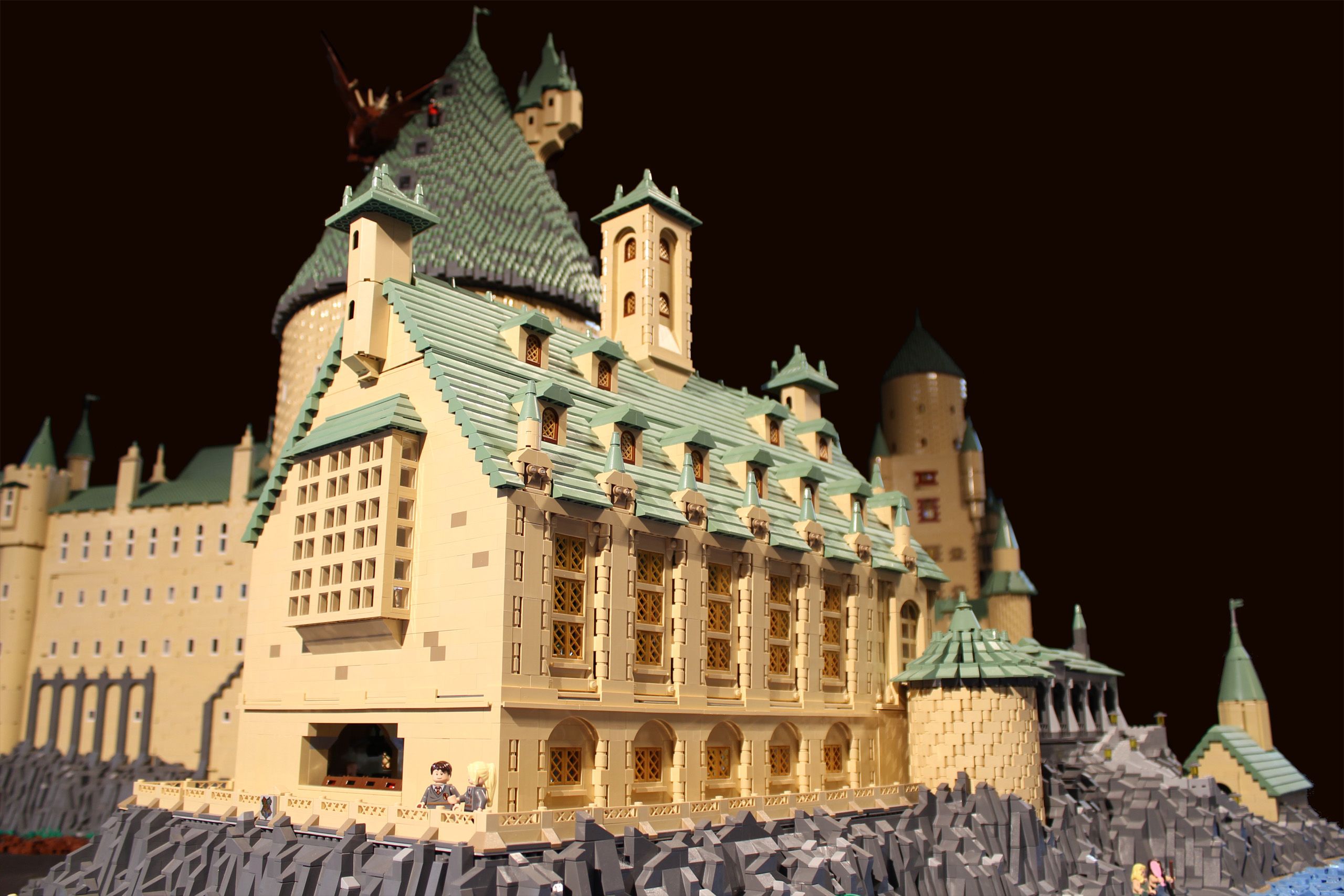 Alice Finch's Massive and Detailed Lego Harry Potter Hogwarts Sculpture ...
