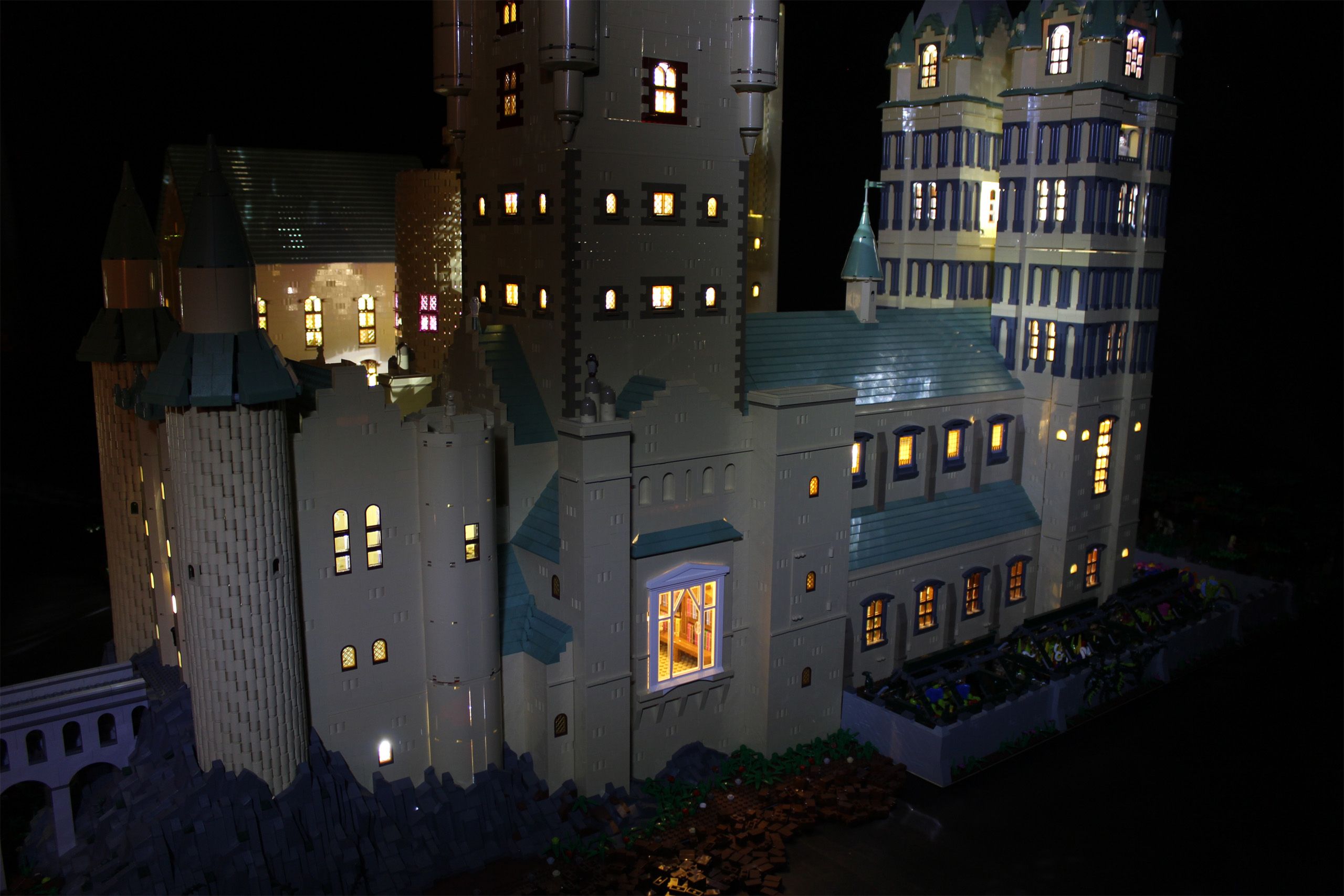 Alice Finch's Massive and Detailed Lego Harry Potter Hogwarts Sculpture ...
