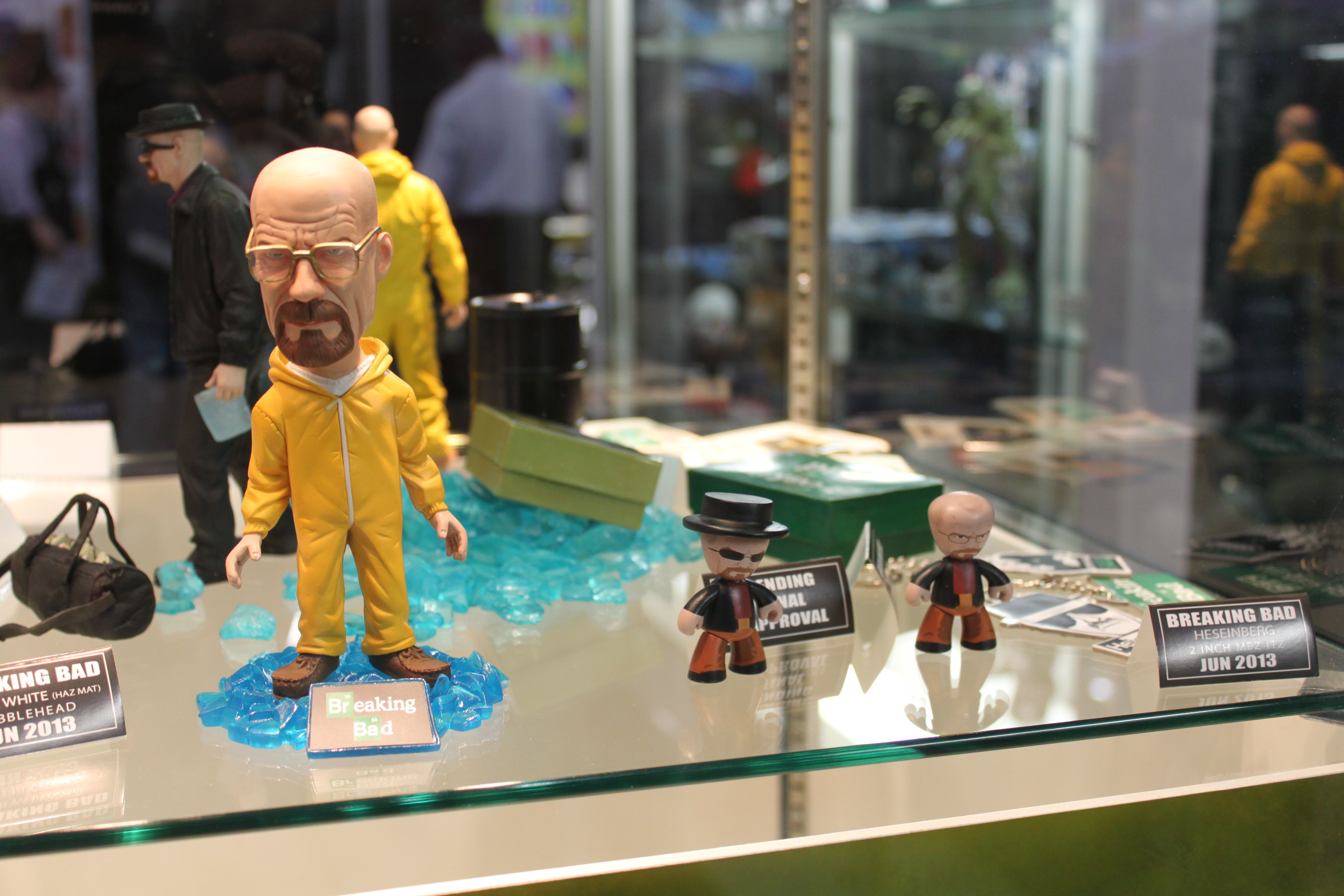 Mezco Toy Images BREAKING BAD and NECA's CARRIE, ALIENS, KICK-ASS 2 ...