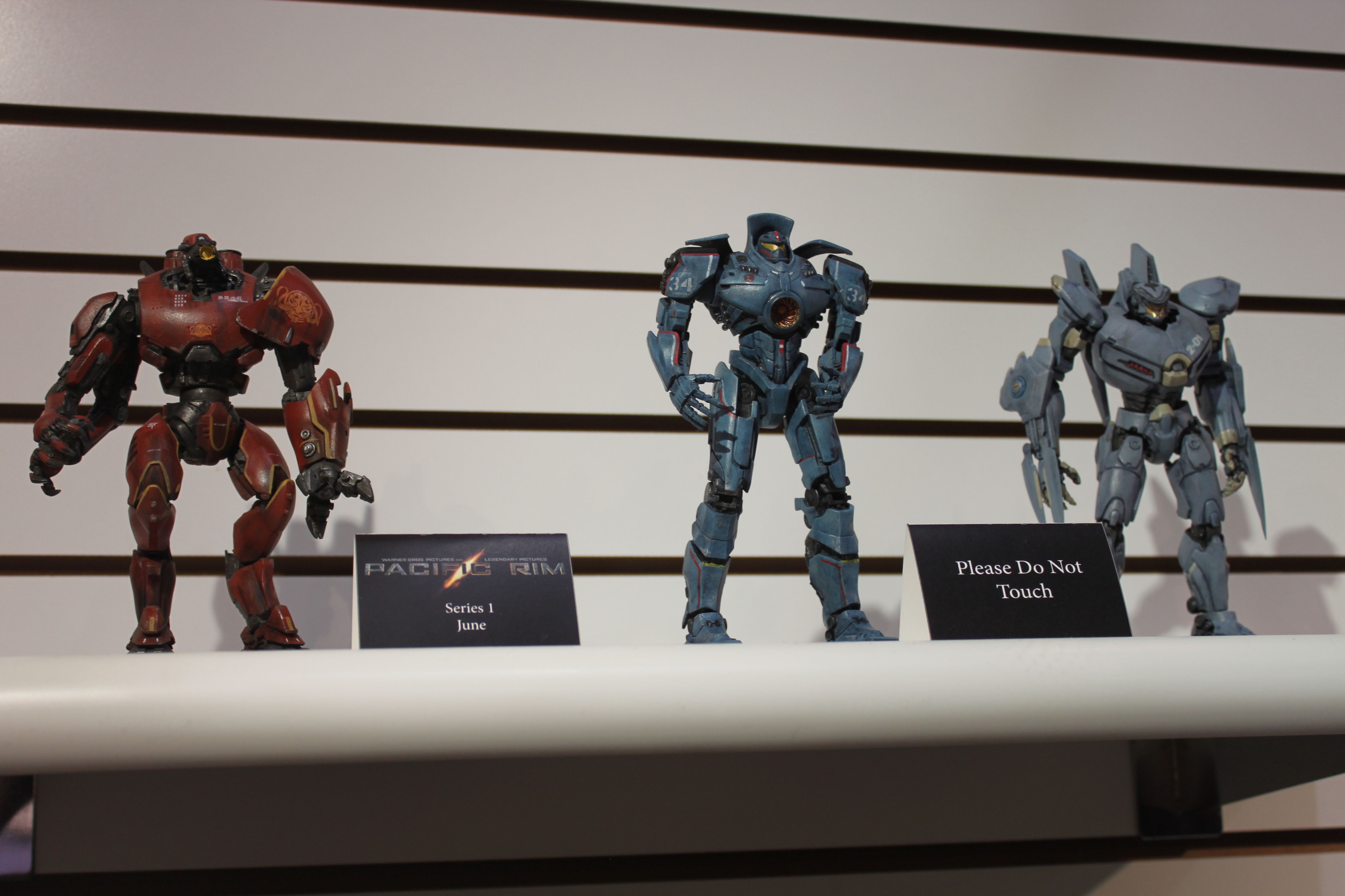 Mezco Toy Images BREAKING BAD and NECA's CARRIE, ALIENS, KICK-ASS 2 ...