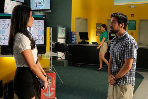 CHUCK 401 Images Linda Hamilton and Olivia Munn