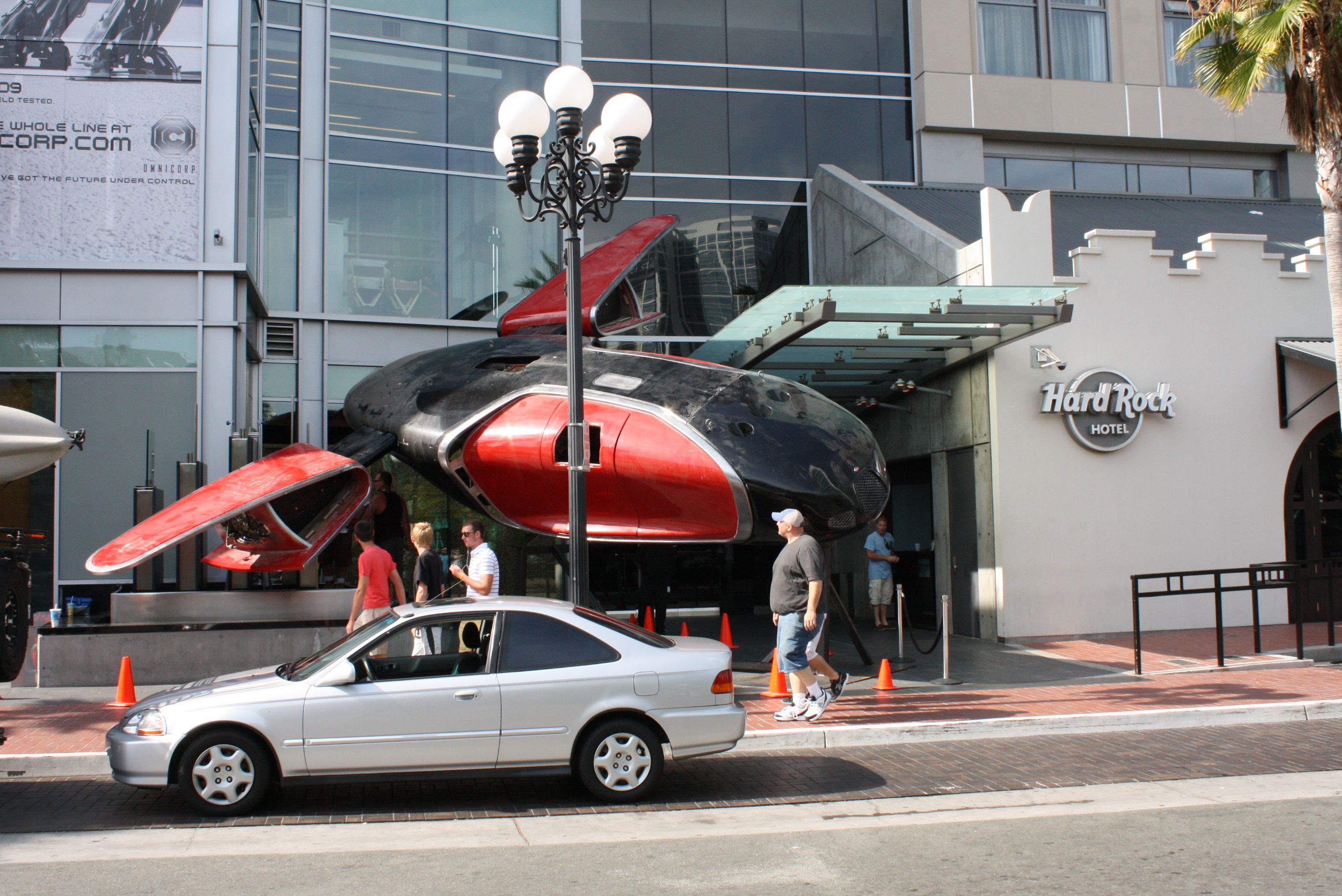 Studio Marketing Has Begun Outside Comic-Con; Check Out Pics of GAME OF ...