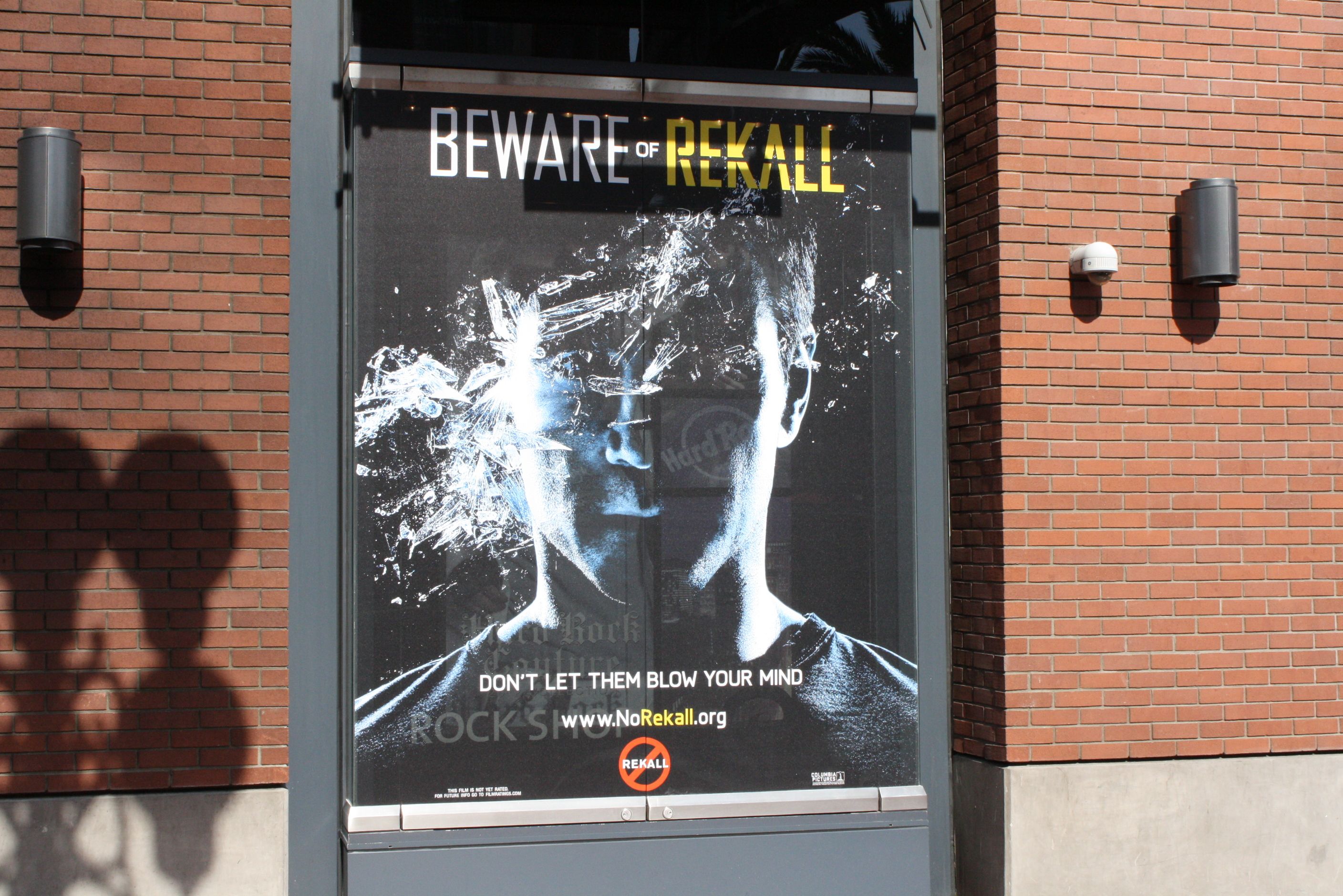 Studio Marketing Has Begun Outside Comic-Con; Check Out Pics of GAME OF ...