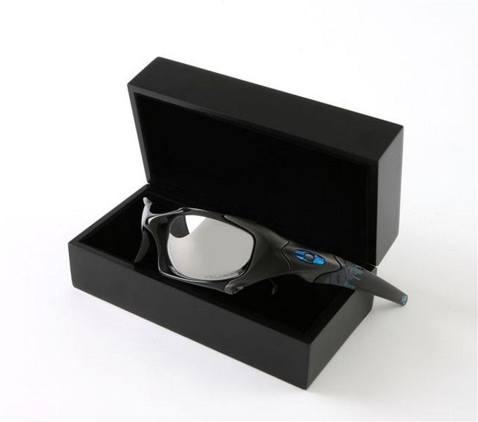 Loads of Images of Upcoming TRON: LEGACY Merchandise Clothes, Jewelry